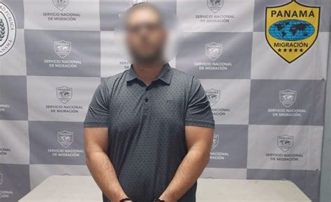 Esposa De John Poulos Habría Presentado Orden De Restricción