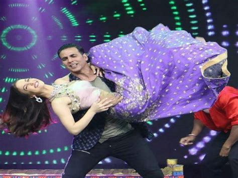 Elli Avram Dance Video Viral With Akshay Kumar Hindi Filmibeat