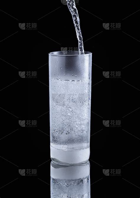 在简单的高球杯中倒入冷水