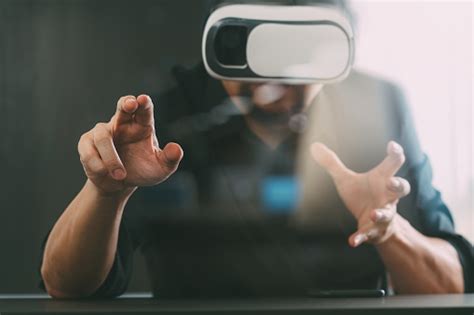 실업가 착용 하는 가상 현실 Vr 헤드셋으로 사용 하는 스마트폰으로 현대 사무실에서 고글 교육에 대한 스톡 사진 및 기타 이미지 교육 기술자 기어 기계 부분 Istock