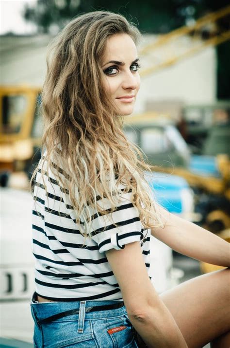 Giovane Ragazza Sexy Negli Shorts Blu Fotografia Stock Immagine Di Jeans Solitario