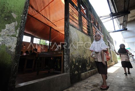 PERBAIKAN SEKOLAH RUSAK ANTARA Foto
