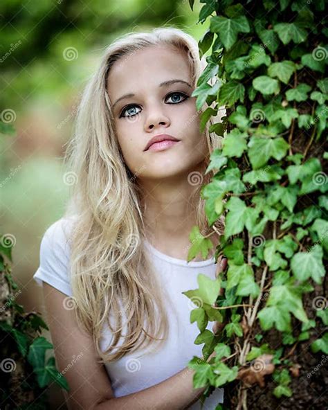 Belle Adolescente Blonde Dehors Dans Les Bois Photo Stock Image Du Bras Herbe 69028506