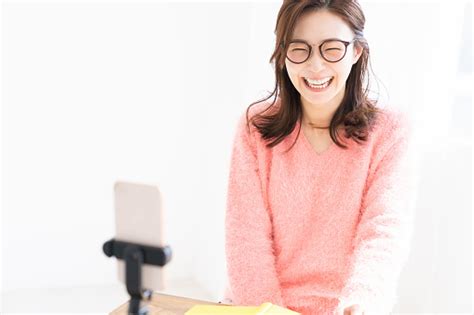 아시아 여자에 보고 A 스마트 폰 셀카 스마트폰에 대한 스톡 사진 및 기타 이미지 스마트폰 여자 여자만 Istock