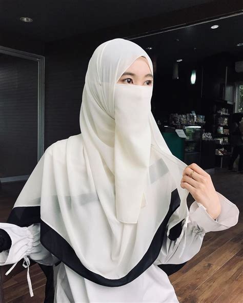 Tudung Putih Soft Awning Hannah Hamilton