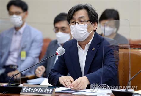 답변하는 엄재식 원자력안전위원회 위원장 연합뉴스