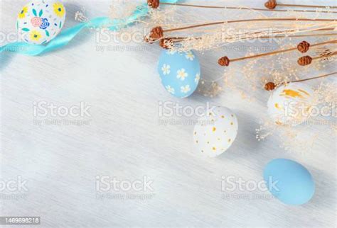 행복한 부활절 날 나무 배경에 부활절 달걀입니다 부활절 축하 시간을위한 인사와 선물 플랫 레이 평면도 복사 공간 4월에 대한