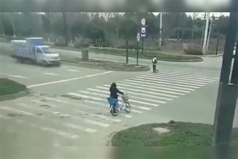 女子推着自行车在人行道等着过马路，却遭三轮车撞飞致死，家人查看监控怒了！三轮车人行道马路