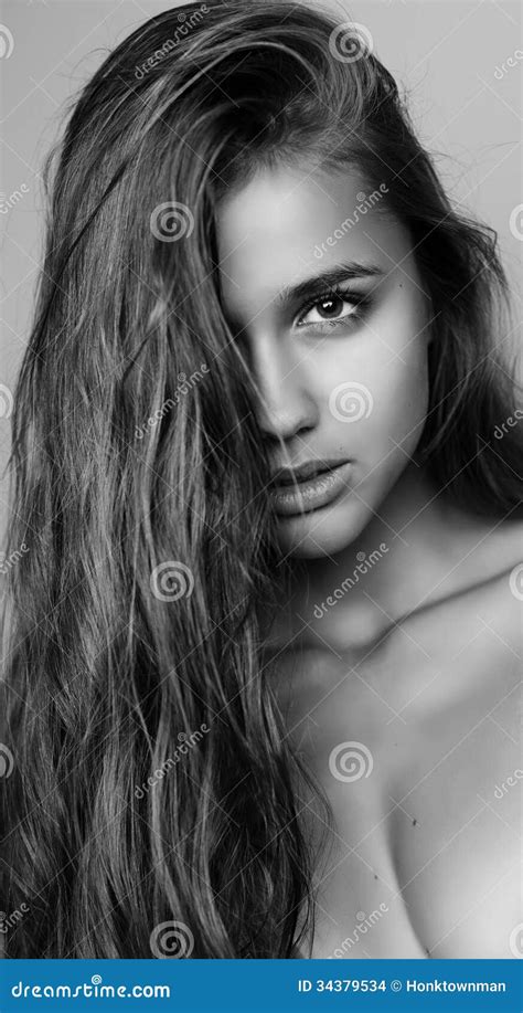 Jeune Femme Magnifique De Brune Avec De Longs Cheveux Fascinants Photo