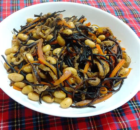 ほっとする副菜の定番、大豆とひじきの煮物