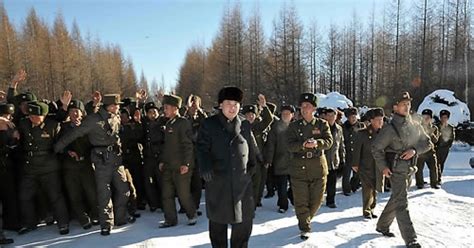항공부대 시찰하는 북한 김정은