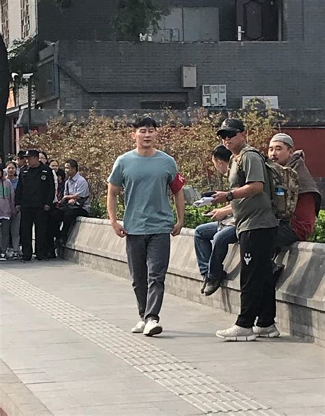 网友偶遇李晨现身街头拍戏，身材发福明显，戴袖章变居委会大叔 新加坡新闻