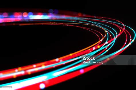 光ファイバーの焦点を合わせ解除された画像は抽象的な背景を点灯します サーバーレスコンピューティングのストックフォトや画像を多数ご用意