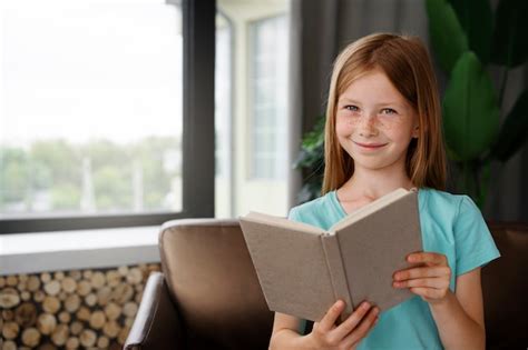 Jeune Fille Lisant Un Livre Photo Gratuite
