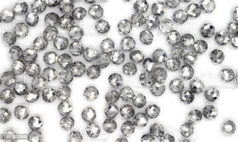클로즈업 실버 반짝이는 크리스탈 구슬 흐림 효과가있는 선택적 초점 수공예품 및 보석 배경 Diy 보석 구슬을 분리합니다 탑 뷰 프레임 0명에 대한 스톡 사진 및 기타 이미지