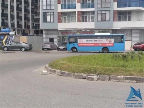 თეთრი კარკასი ზღვისპირის ქუჩაზე