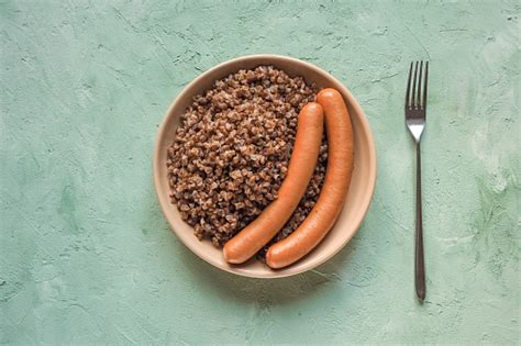 메 밀 죽과 소시지 간단한 러시아어 국가 요리 최고의 볼 수 있습니다 갈색에 대한 스톡 사진 및 기타 이미지 갈색 고기 고명 Istock