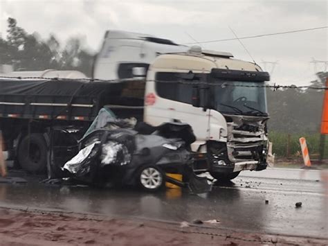 Sob Chuva Colisão Entre Carreta E Carro Mata Motorista Em Rodovia Da