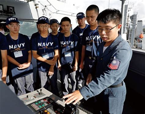 【1 12年暑期戰鬥營】海上生活體驗營 軍艦零距離 軍聞 【1 12年暑期戰鬥營】海上生活體驗營 軍艦零距離 青年日報