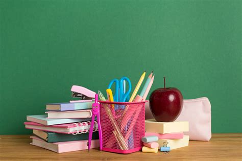 나무 테이블에 책과 문구류가 있는 구성 학교 개념으로 돌아 가기 0명에 대한 스톡 사진 및 기타 이미지 0명 9월 가위 Istock