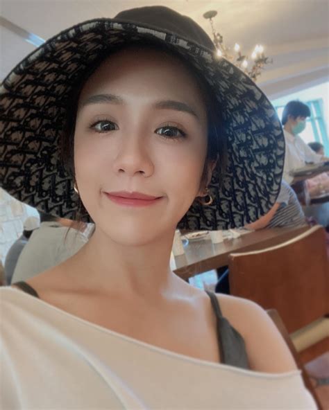 潘映竹 竹竹 我竟然一個多禮拜沒發文了😪祝大家中秋節快樂喔～～過個節胖個兩公斤是合理的吧😆賞月烤肉吃月餅 Facebook