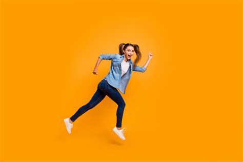 좋은 사랑 스러운 Attractiv의 전체 길이 몸 크기 프로필 측면 보기 십대에 대한 스톡 사진 및 기타 이미지 십대
