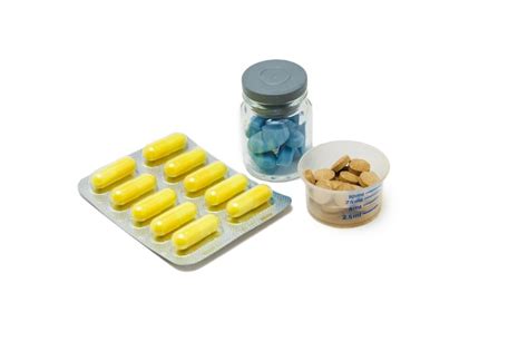 Envasado de pastillas y suministros médicos sobre fondo blanco Foto Premium