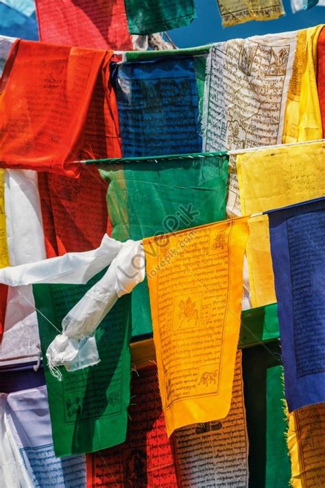 बौद्ध प्रार्थना ध्वज लुंगटा के साथ ओम मणि पदमे हम मंत्र का अर्थ है
