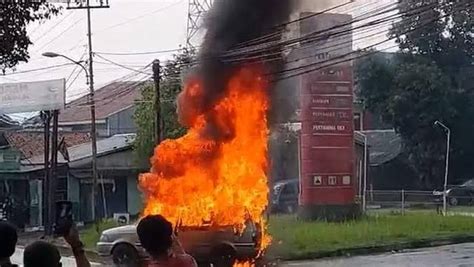 Mobil Bawa Banyak Jeriken Terbakar Usai Isi Minyak Di SPBU Hantaran