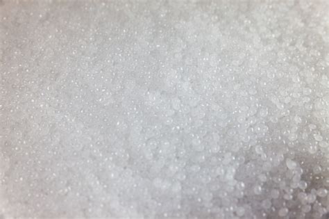 塑膠聚合物顆粒的特寫手握聚合物顆粒聚合物塑膠複合聚合物 照片檔及更多 化學 照片 化學 化學品 堆 Istock