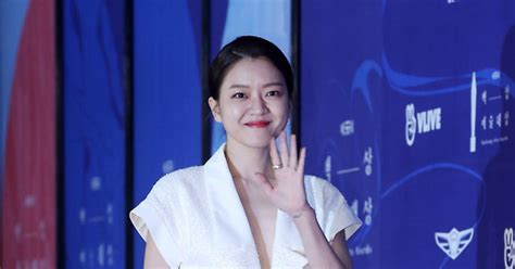 고아성 깊게 파인 브이넥