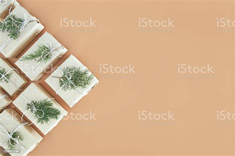 베이지 색 배경에 크리스마스 선물 상자와 전나무 나무 베이지에 대한 스톡 사진 및 기타 이미지 베이지 크리스마스 갈색