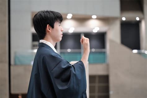 北野新太／朝日新聞社 On Twitter 藤井聡太竜王が斎藤慎太郎八段に勝ち、jtプロ公式戦初優勝。会見後、おそらく過去最も高い位置で