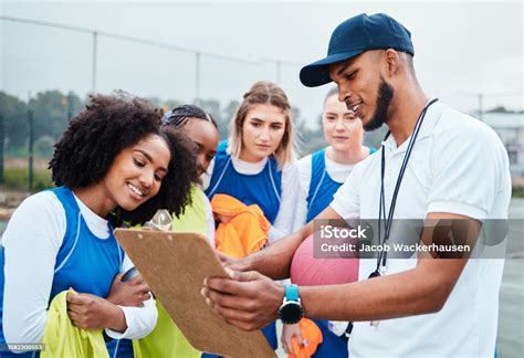 클립 보드 전략 넷볼 스포츠 팀 및 코치 계획 게임 계획 팀워크 협업 또는 경쟁 아이디어 설명 운동 선수를 코칭하고 피트니스 도전을 듣는 사람들을 가르치고 이야기합니다 18
