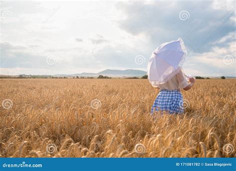 Chica En Un Campo De Trigo Foto De Archivo Imagen De Manera 171081782