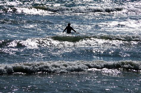 布莱顿人冲浪娱乐运动阳光照射行动男性海浪海洋冲浪者波浪活动高清图片下载 正版图片320298339 摄图网