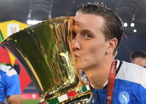 10 Potret Piotr Zielinski Gelandang Box To Box Milik Napoli