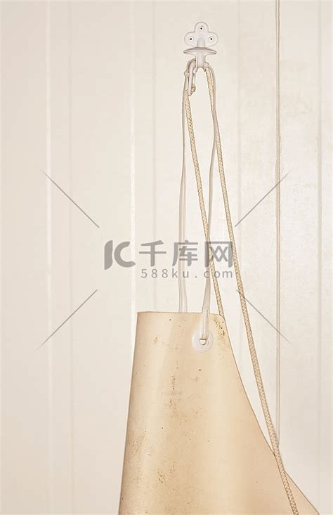 围裙挂在墙上高清摄影大图 千库网