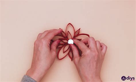 How To Craft A Diy Christmas Paper Roll Ornament In 6 Steps