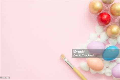 평면 위치 평면도 다채로운 부활절 달걀 그린 핑크 파스텔 컬러 배경에 페인트 브러시로 파스텔 색상 구성 부활절 날 배경 최고