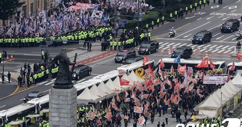 찬 반 집회 사이 지나는 트럼프 美 대통령