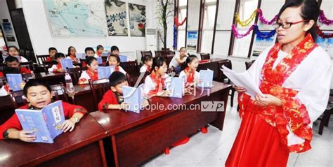 合肥小学生着汉服学礼仪读经典 人民图片网