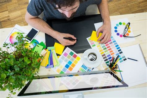 Designer gráfico do sexo masculino usando gráficos tablet Foto Grátis