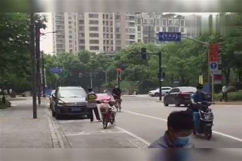 看骑车小哥这淡定样，法拉利急刹都面不改色！