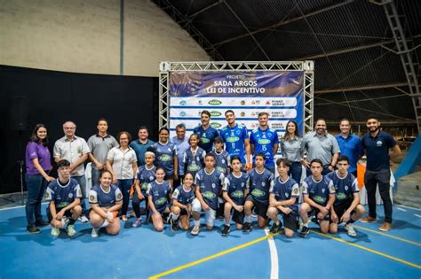 Jogadores Do Sada Cruzeiro Participam De Aula Inaugural De Escolinha De