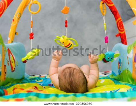 niño desnudo jugando tumbado en la Foto de stock 370356080 Shutterstock