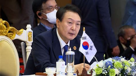 윤 대통령 순방 마치고 귀국고생 많았다 이상민과 악수