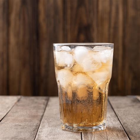 Refrigerante guaraná típico brasileiro em um copo gelo Foto Premium