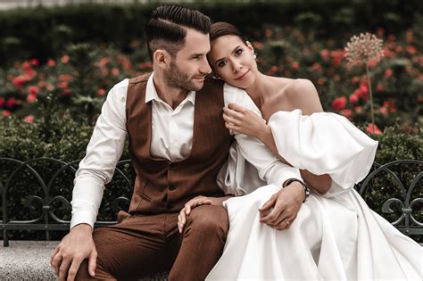 Seated Portrait Bride On Grooms Shoulder Photo By Laura Žygė Photography