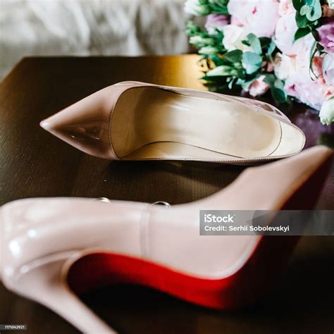 핑크 꽃 장미와 녹색 세련된 우아한 클래식 래커 베이지 색 신발과 나무 배경에 누워 골드 반지의 신부의 결혼식 꽃다발 닫아 0명에 대한 스톡 사진 및 기타 이미지 Istock